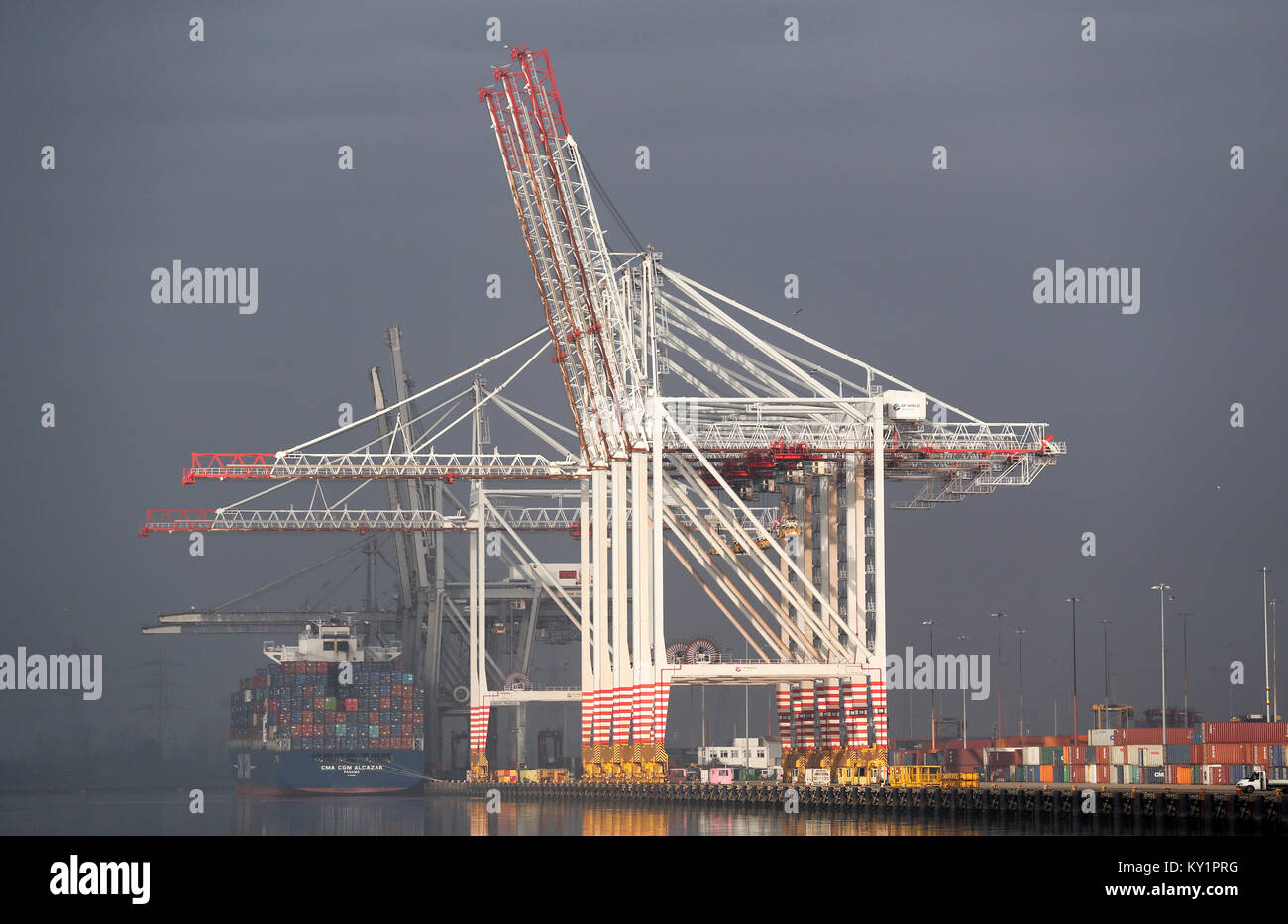 General view of cranes at DP World Southampton container terminal Stock ...