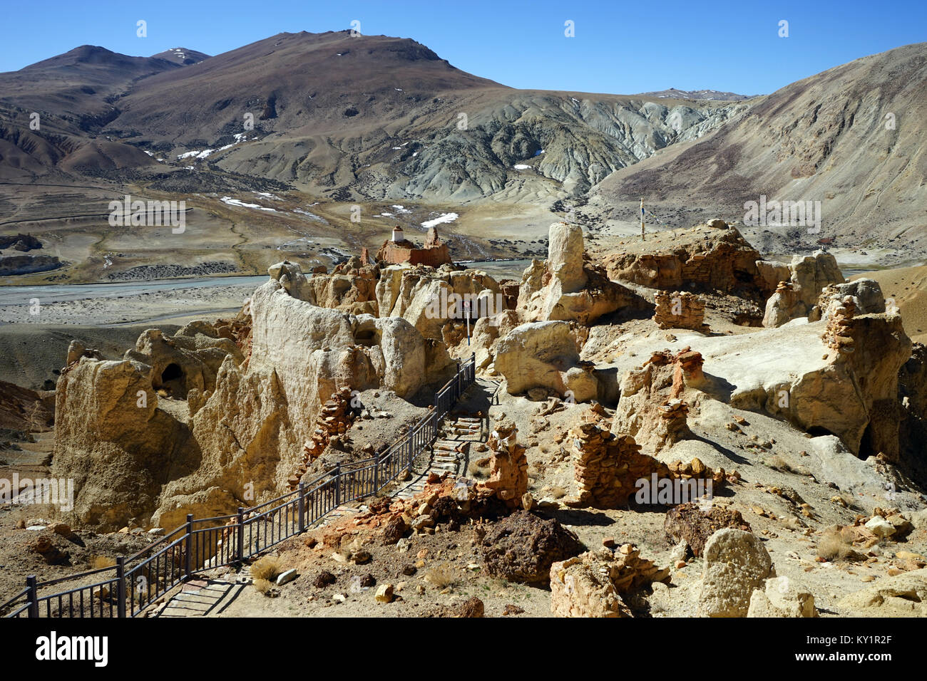 Hill and Khyunglung caves in the Garuda Valley, Tibet Stock Photo - Alamy
