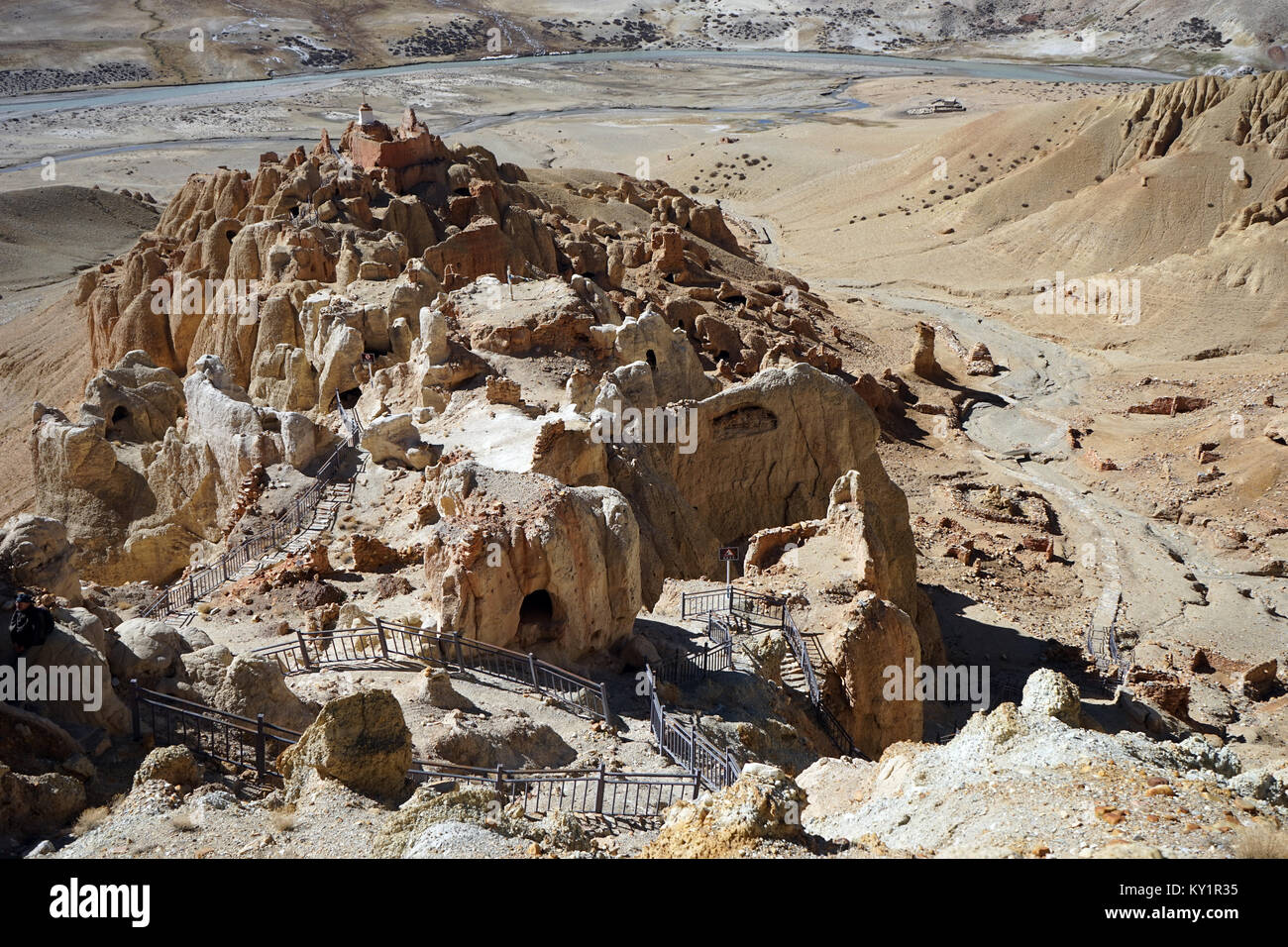 Hill and Khyunglung caves in the Garuda Valley, Tibet Stock Photo - Alamy