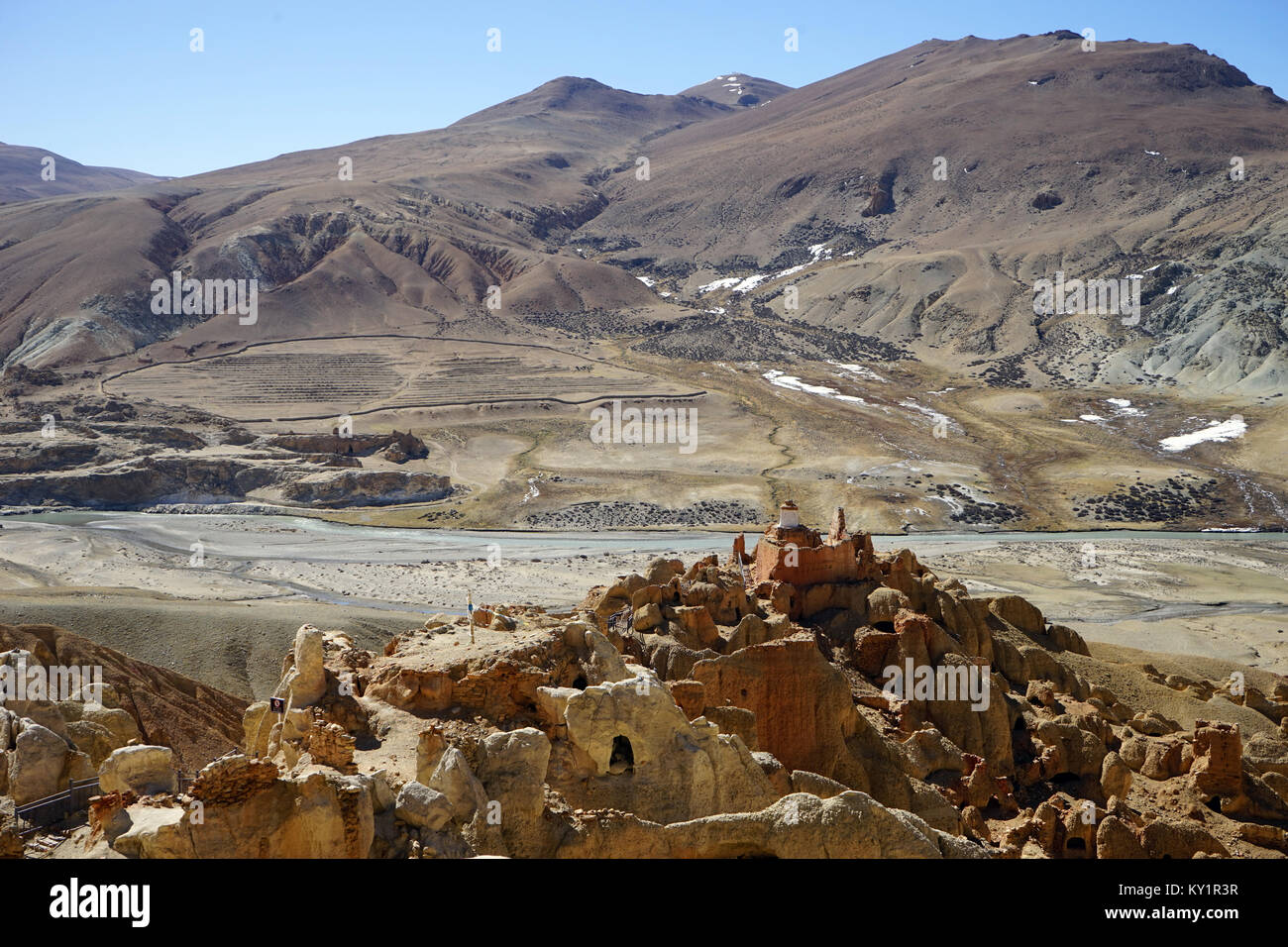 Hill and Khyunglung caves in the Garuda Valley, Tibet Stock Photo - Alamy