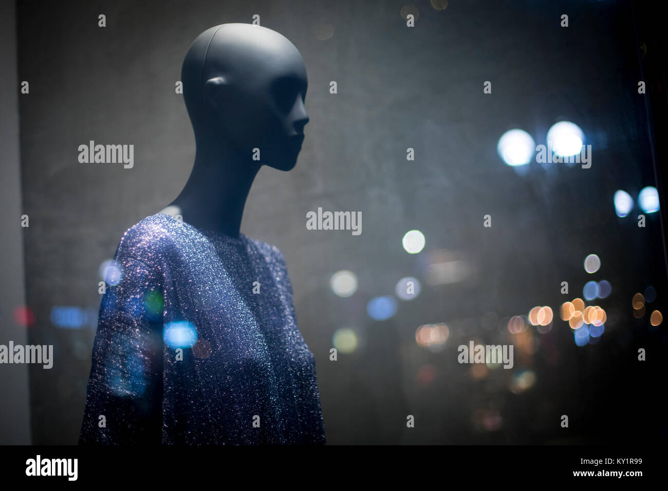 Manikins in shop window, Third Street Promenade, Santa Monica ...