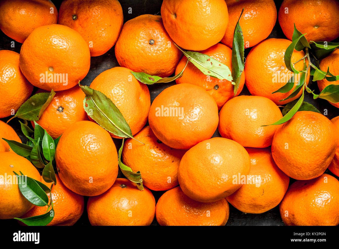 Fresh ripe tangerines with leaves. Top view Stock Photo - Alamy