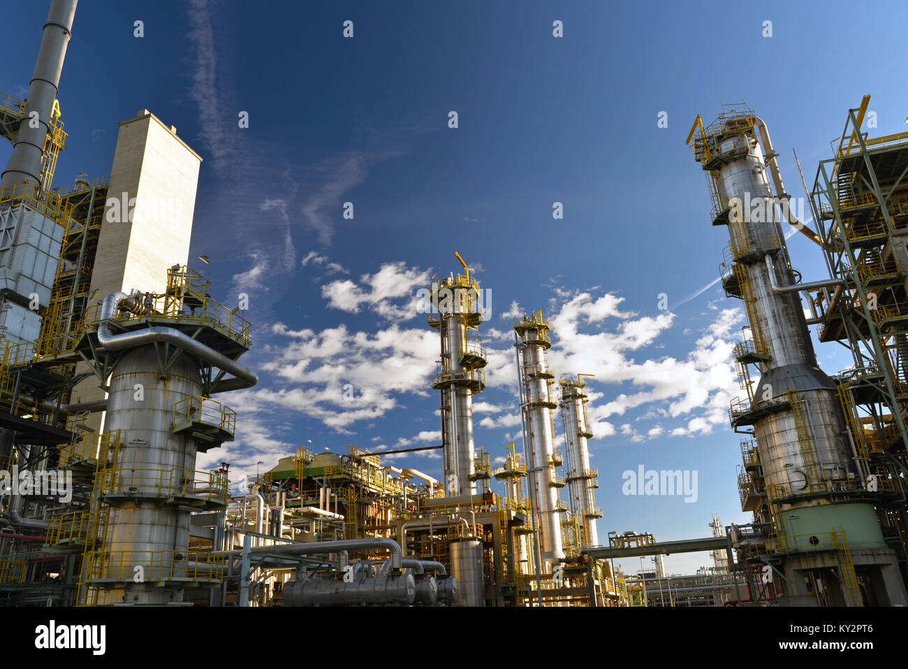 Refinery for the production of fuel - architecture and buildings of an ...