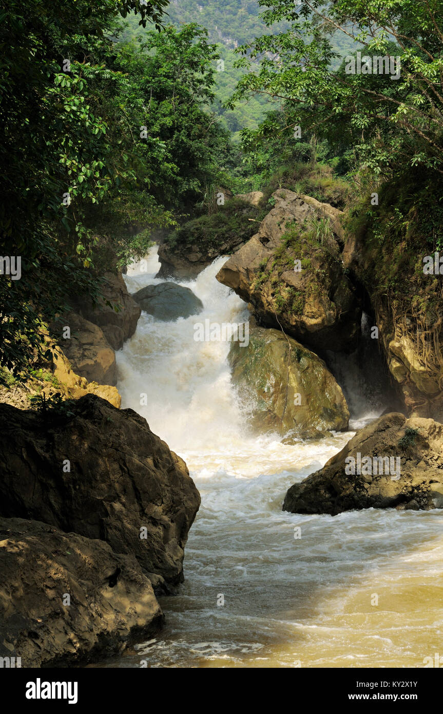 Dau Dang Waterfall in the forest, Ba Be National Park, north Vietnam ...