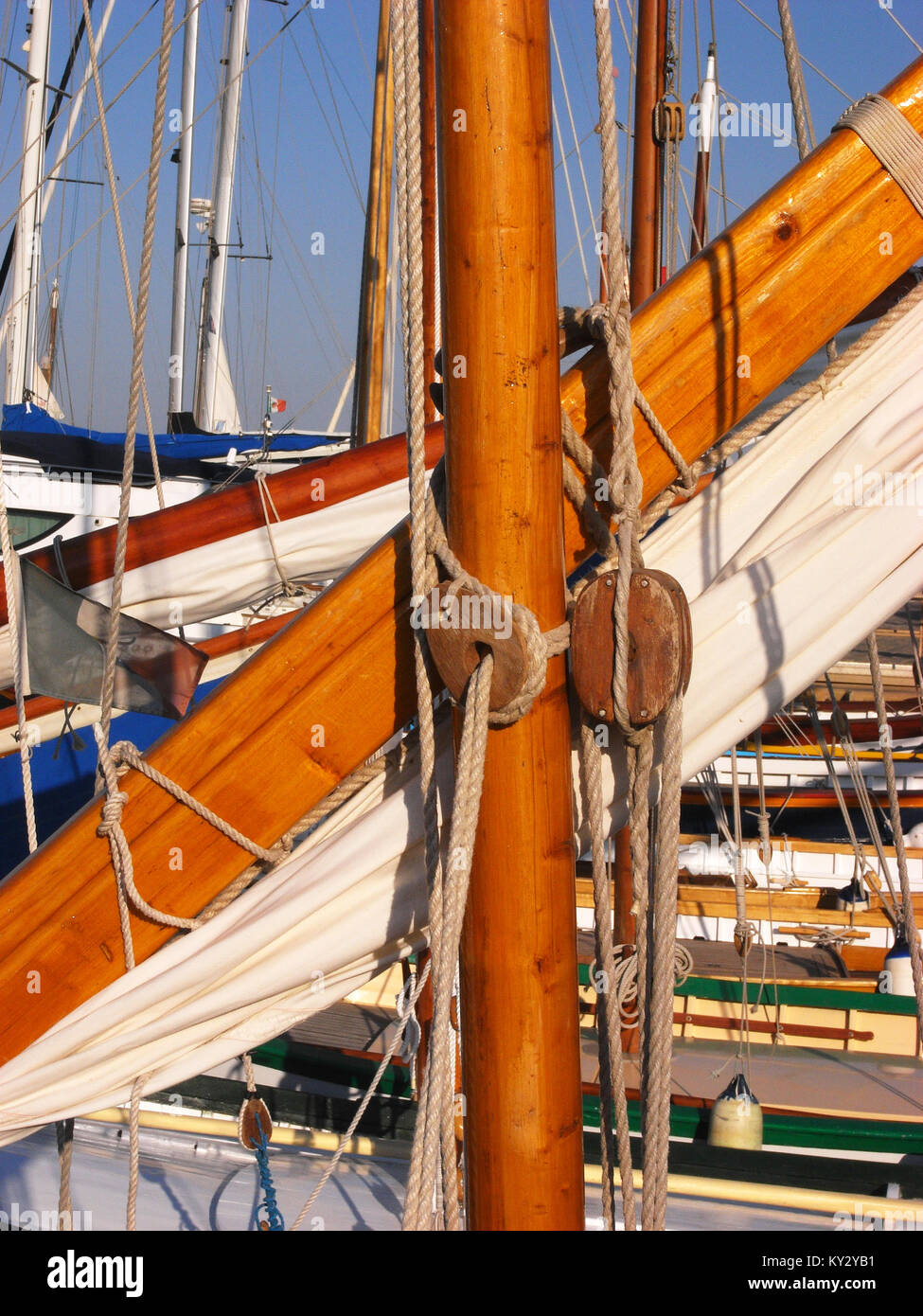 Stintino, Sardinia. The art of lateen sail Stock Photo - Alamy