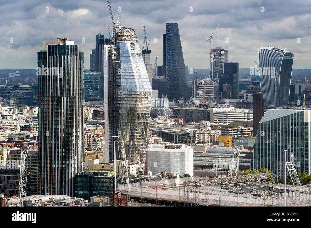 Modern tower blocks hi-res stock photography and images - Alamy