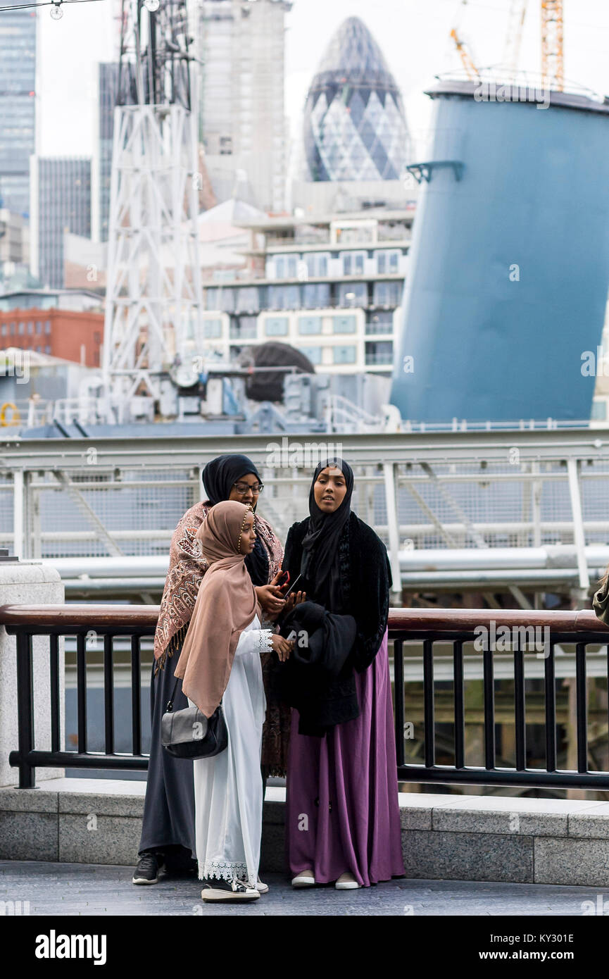 Islamic woman in london hi-res stock photography and images - Alamy