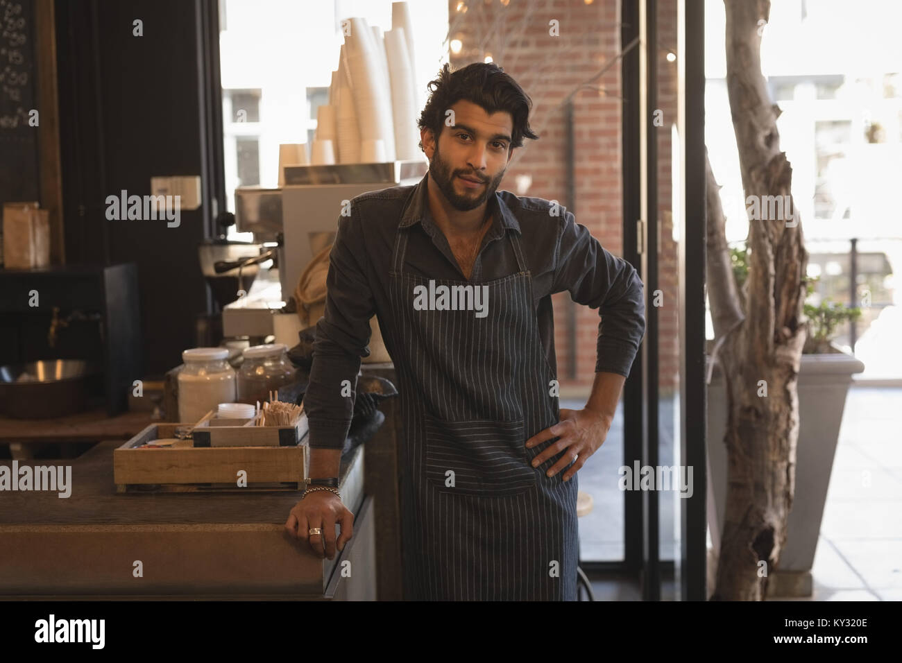 Waiter standing hi-res stock photography and images - Alamy