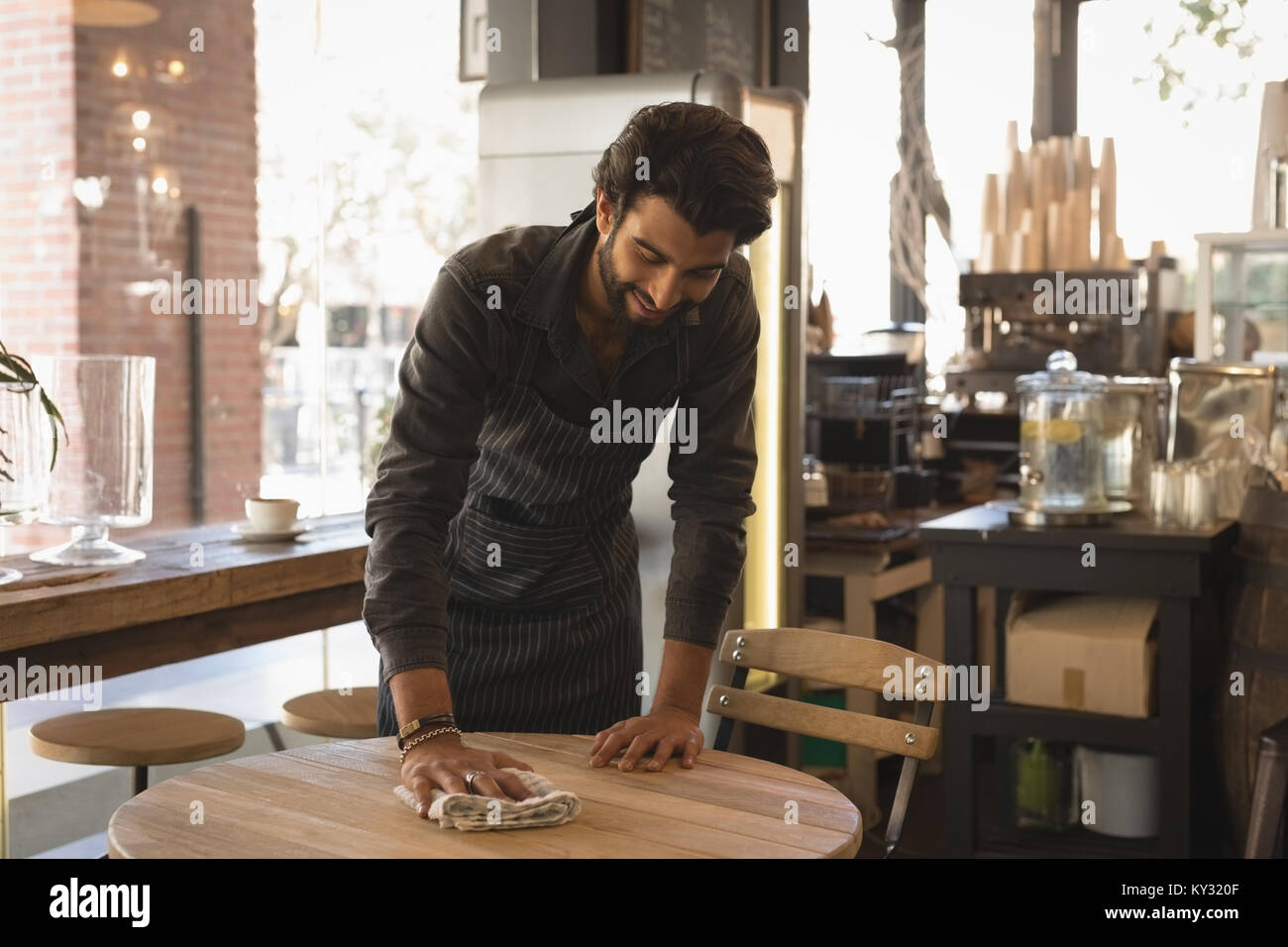 Waiter cleaning table hi-res stock photography and images - Alamy