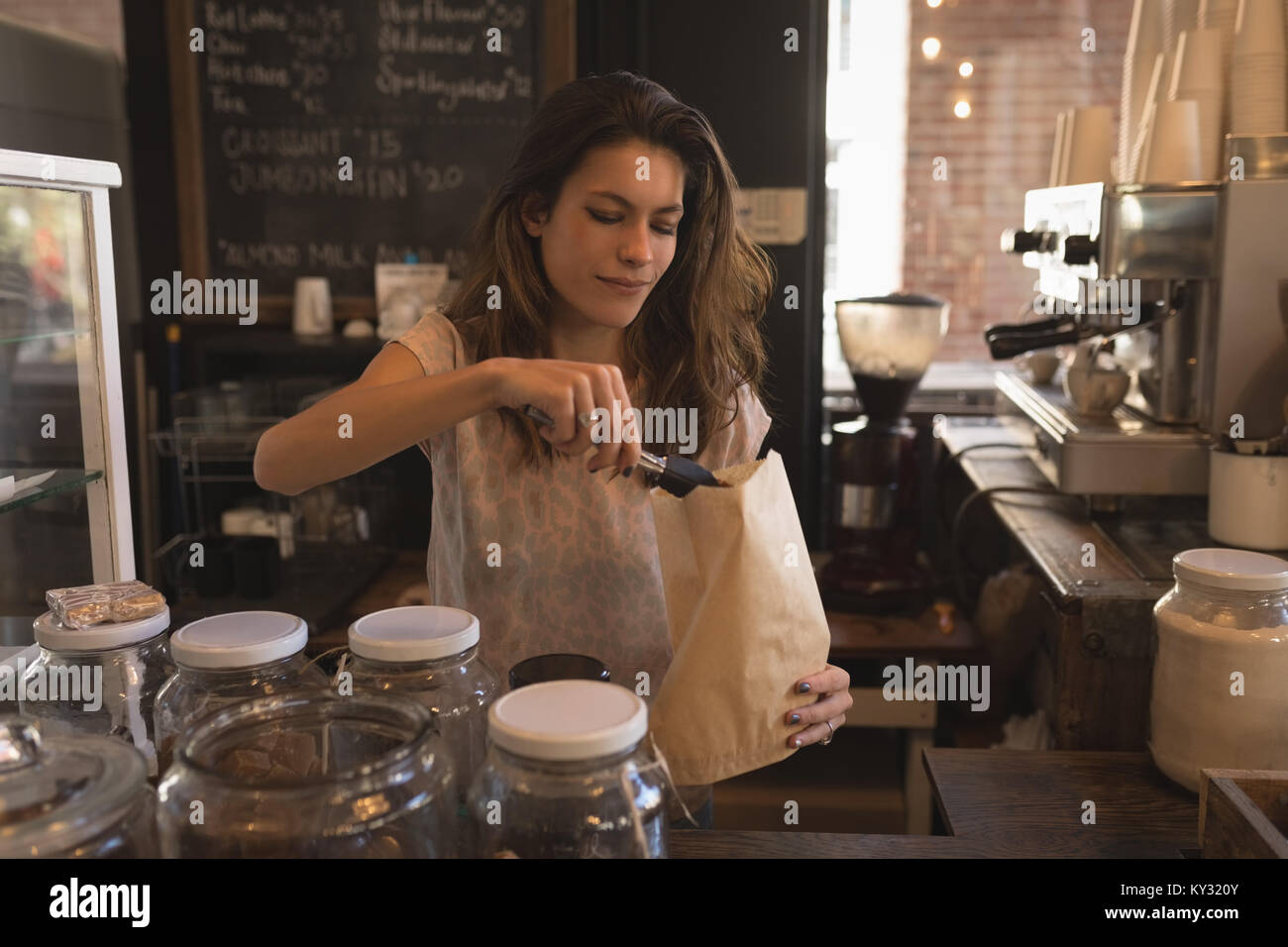 Women working packing food hi-res stock photography and images - Alamy