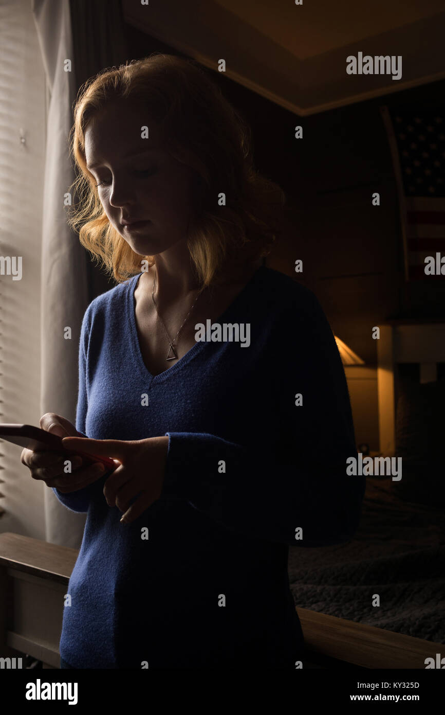 Mobile phone dark room hi-res stock photography and images - Alamy