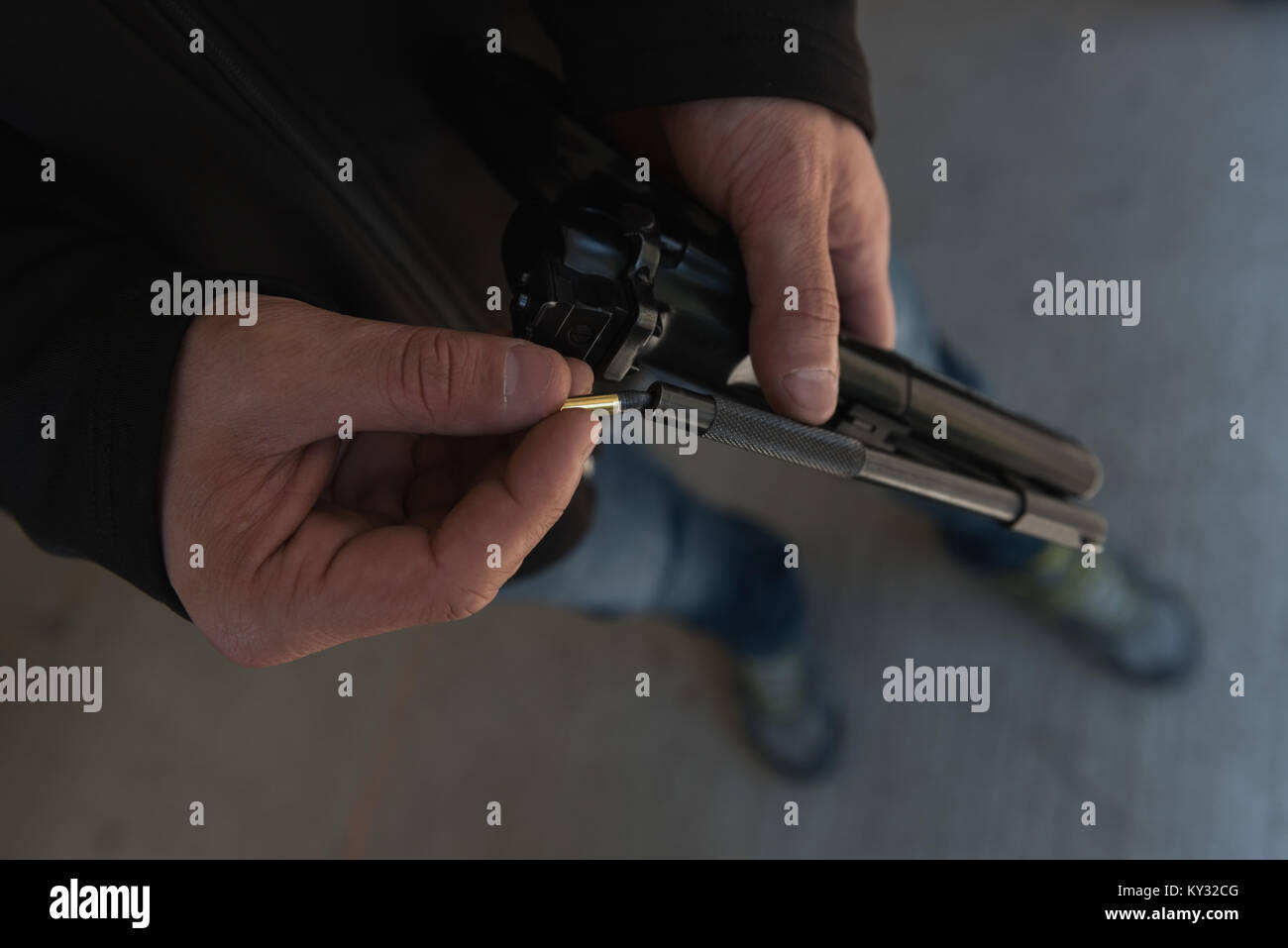 Man loading gun hi-res stock photography and images - Alamy