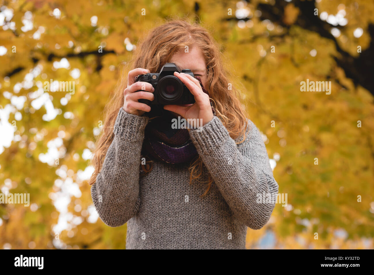 Woman taking a photo with digital camera Stock Photo - Alamy