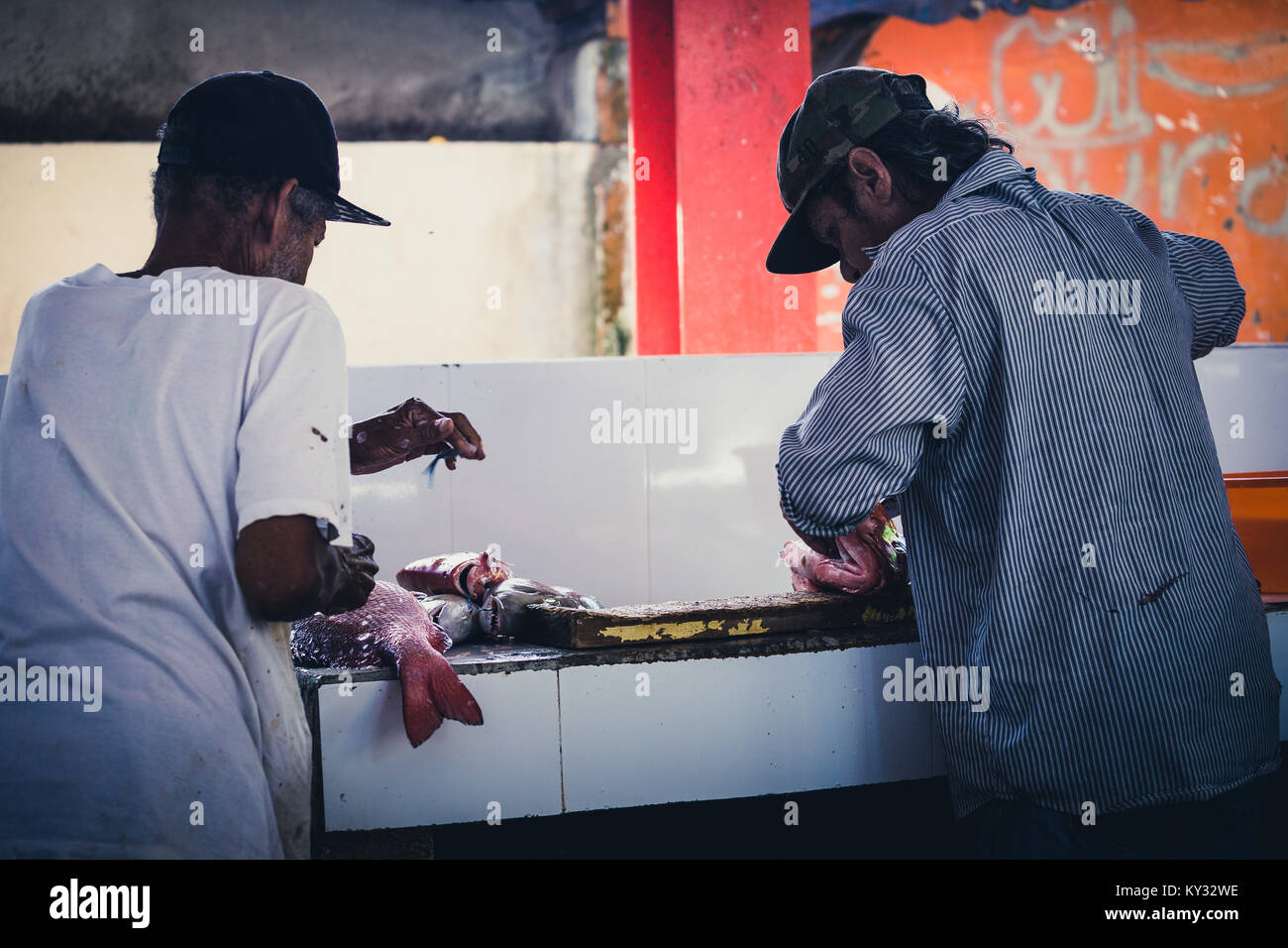 Indian street market and cleaning fish hi-res stock photography and ...