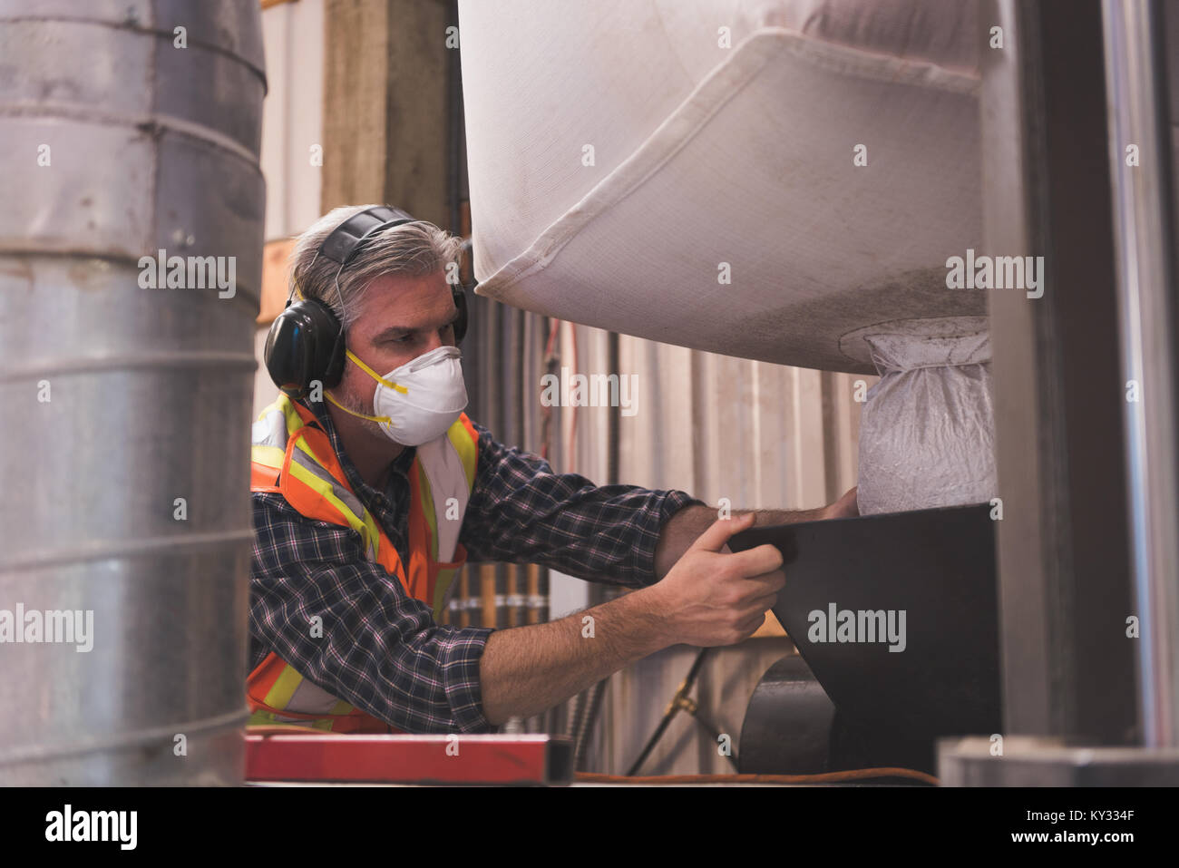 Worker at grain elevator hi-res stock photography and images - Alamy