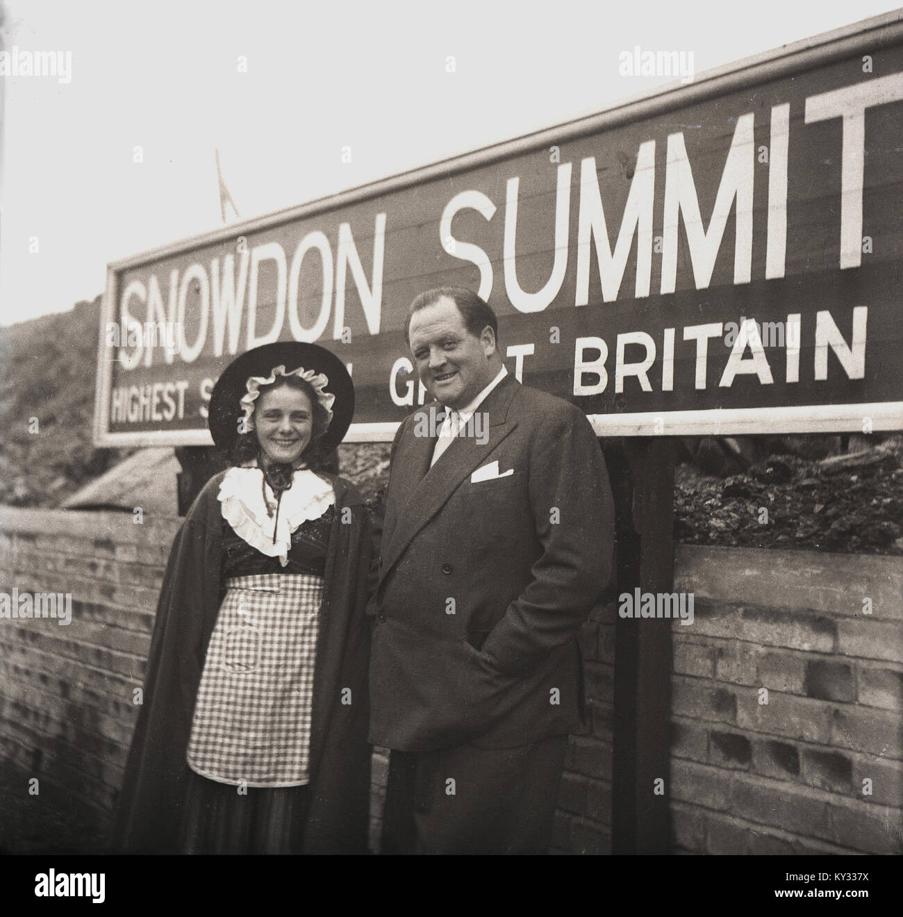 Reporter 1950s hi-res stock photography and images - Alamy