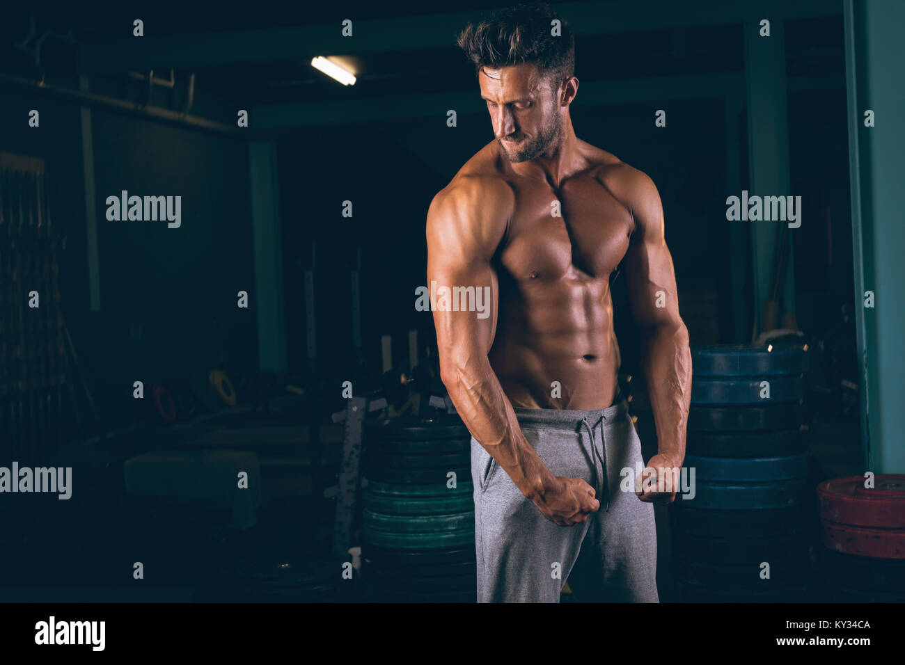 Muscular man flexing his muscles Stock Photo - Alamy