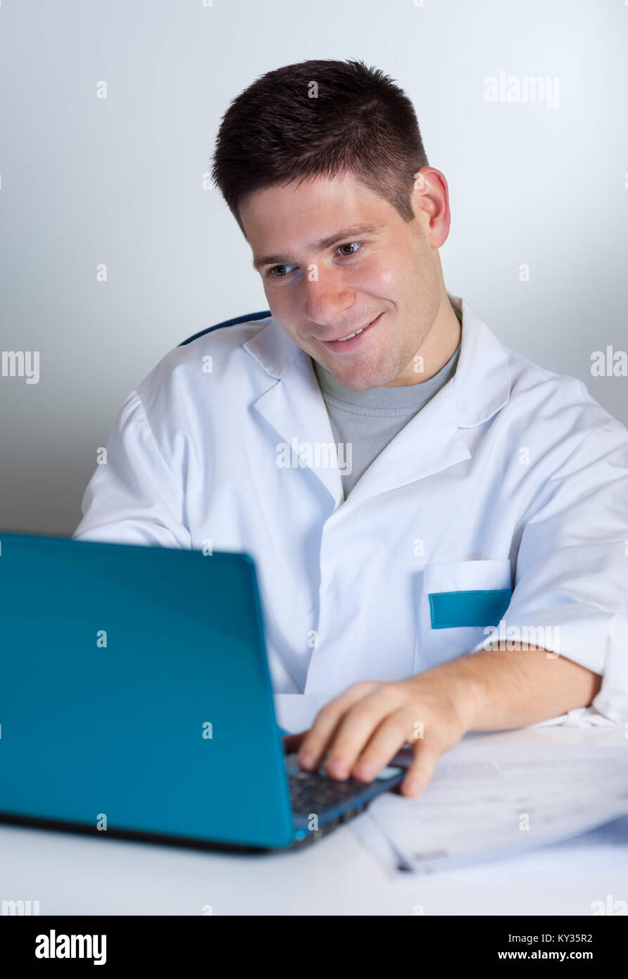 Scientist computer hi-res stock photography and images - Alamy