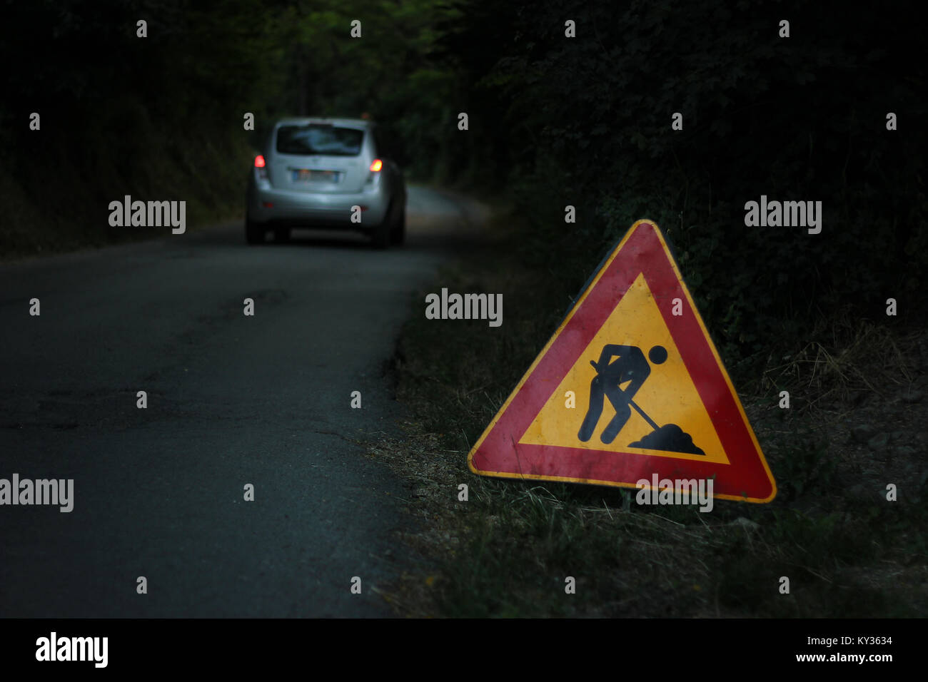 Yellow triangle warning sign vector hi-res stock photography and images ...