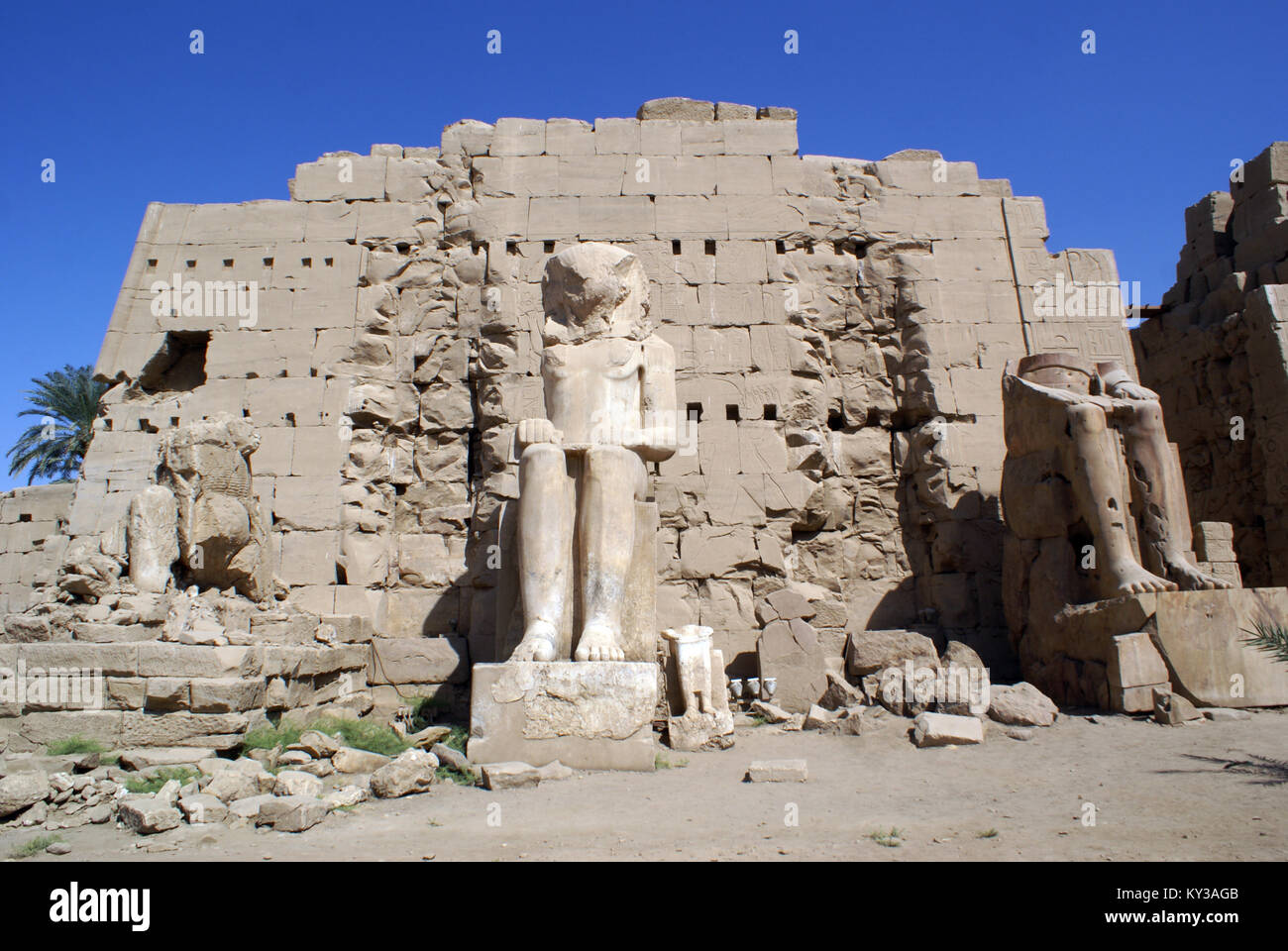 Wall and statues inside Karnak temple in Luxor, Egypt Stock Photo - Alamy