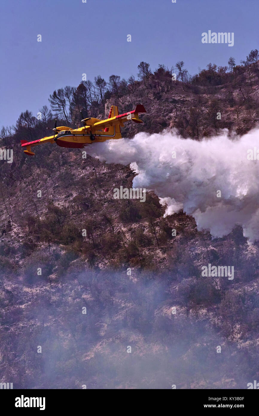 plane bombardier 415 discharge water on a fire Stock Photo - Alamy