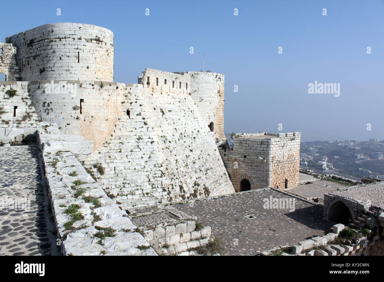 White stone castle Krak de Chevalier in Syria Stock Photo - Alamy