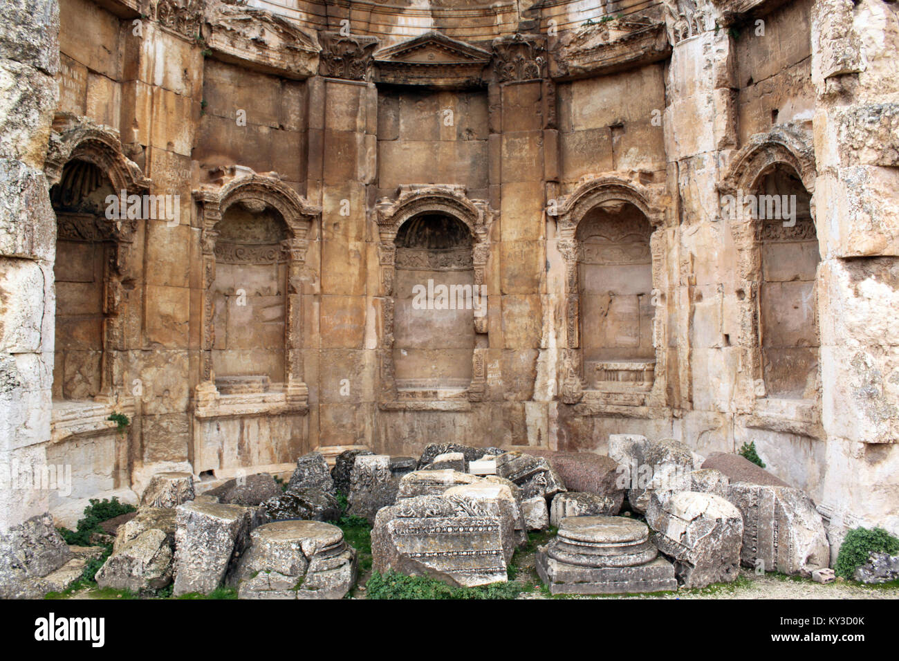 Wall of old roman temple in Baalbeck, Lebanon Stock Photo - Alamy