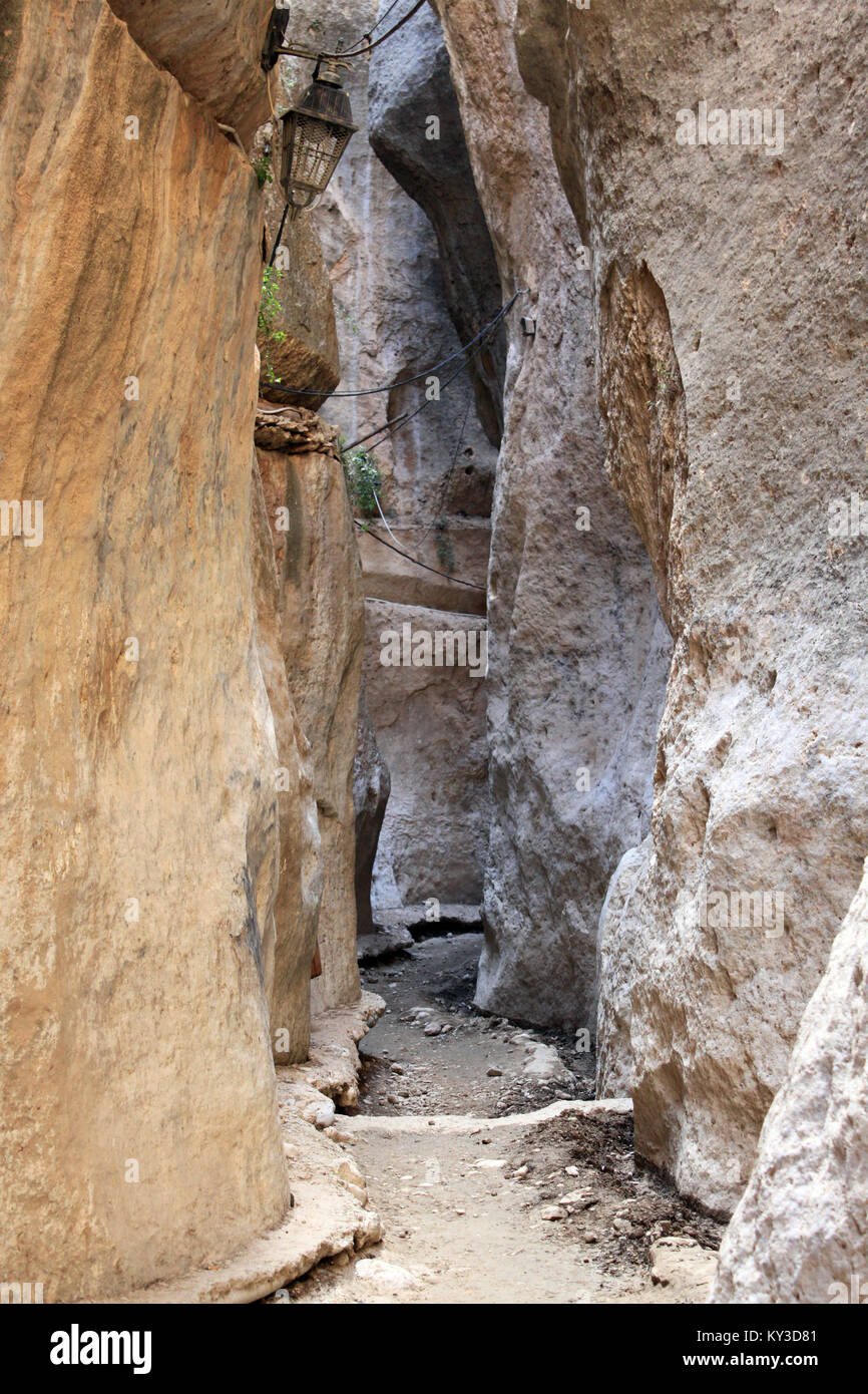 Narrow path through mount hi-res stock photography and images - Alamy