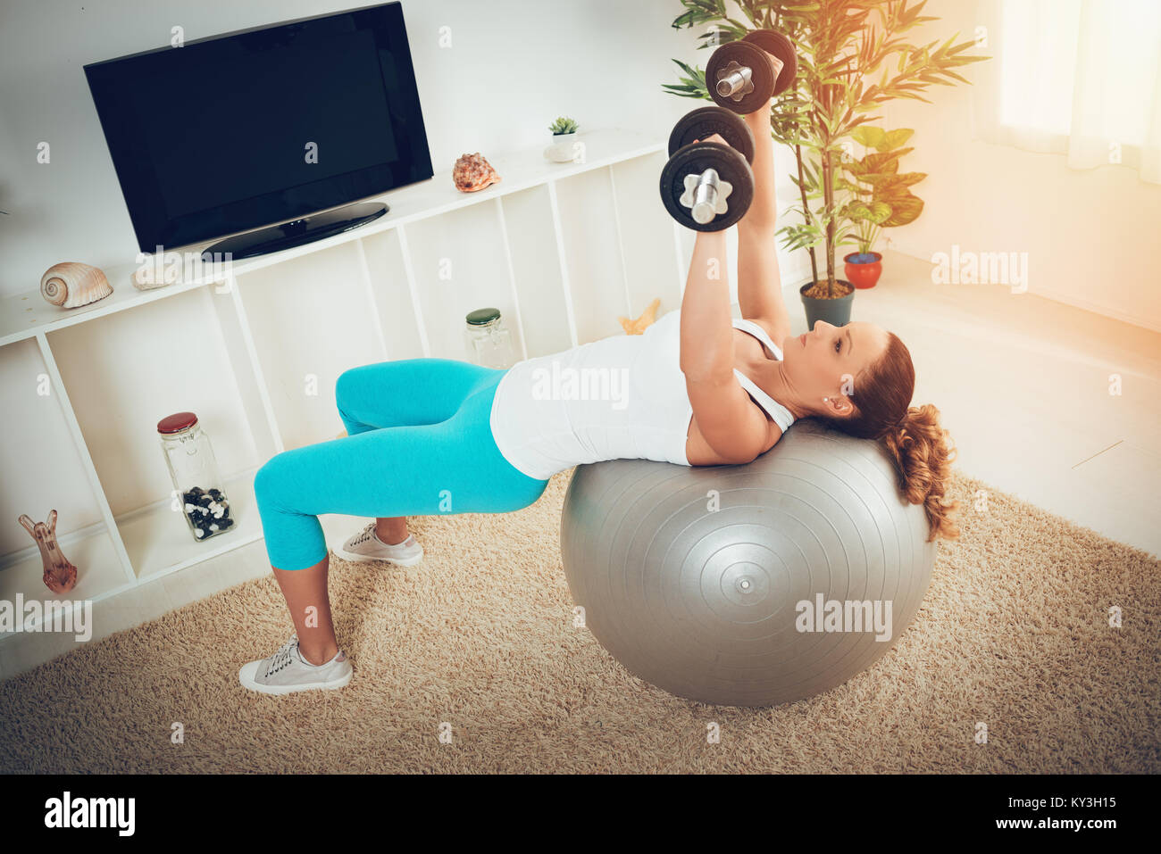 Muscular beautiful girl doing hi-res stock photography and images - Alamy