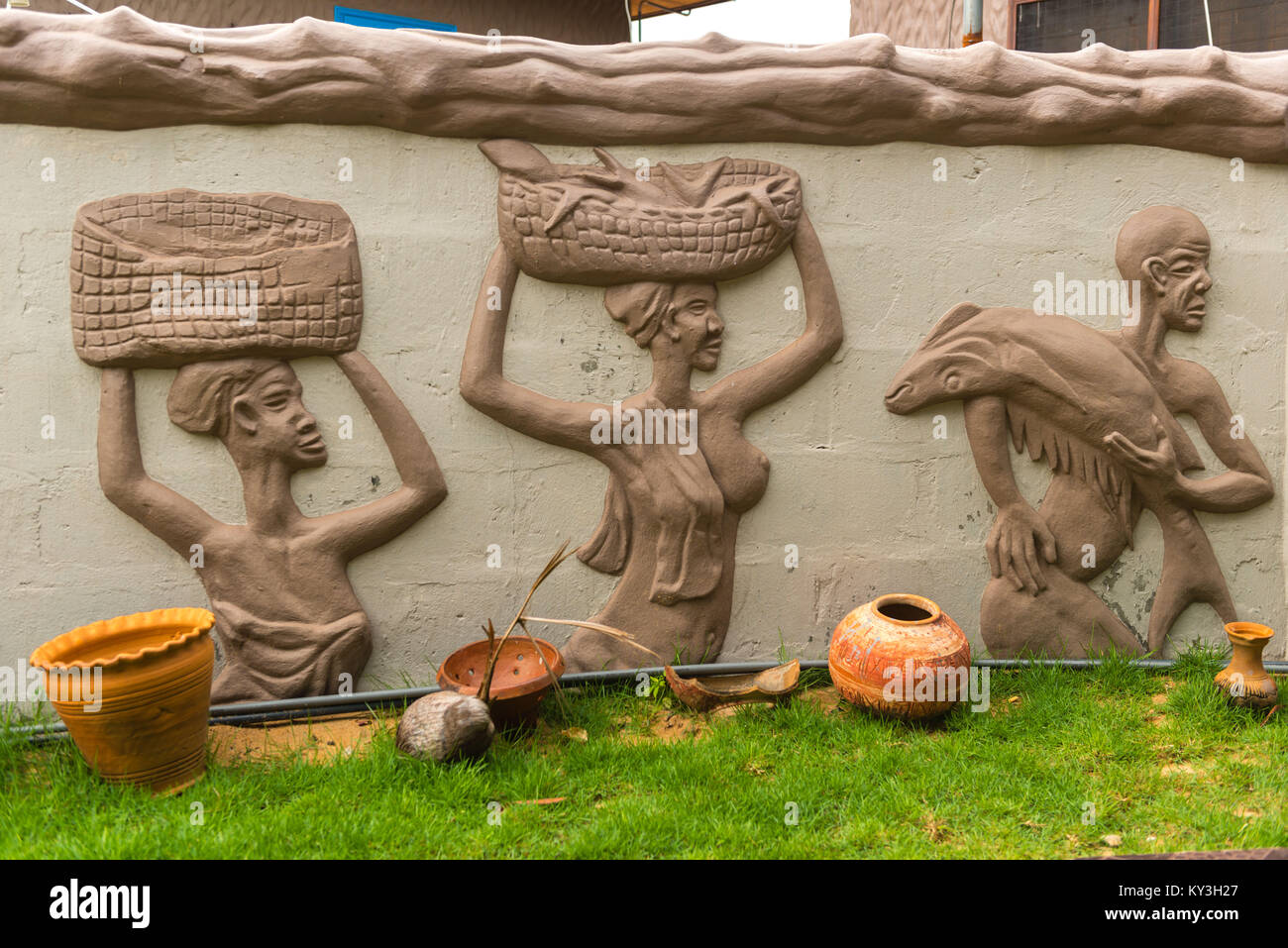 Women selling fish, iluustration of Ghanaian life, Aboringens Beach ...