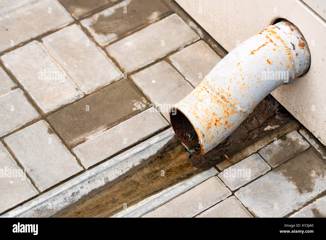 Outside drain hi-res stock photography and images - Alamy