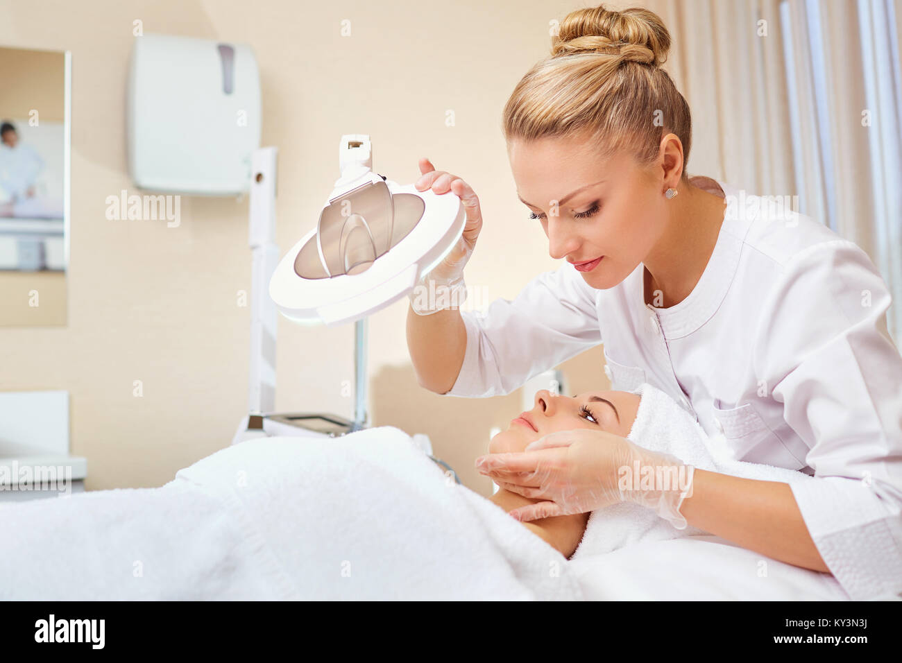 Skin diagnostics hi-res stock photography and images - Alamy