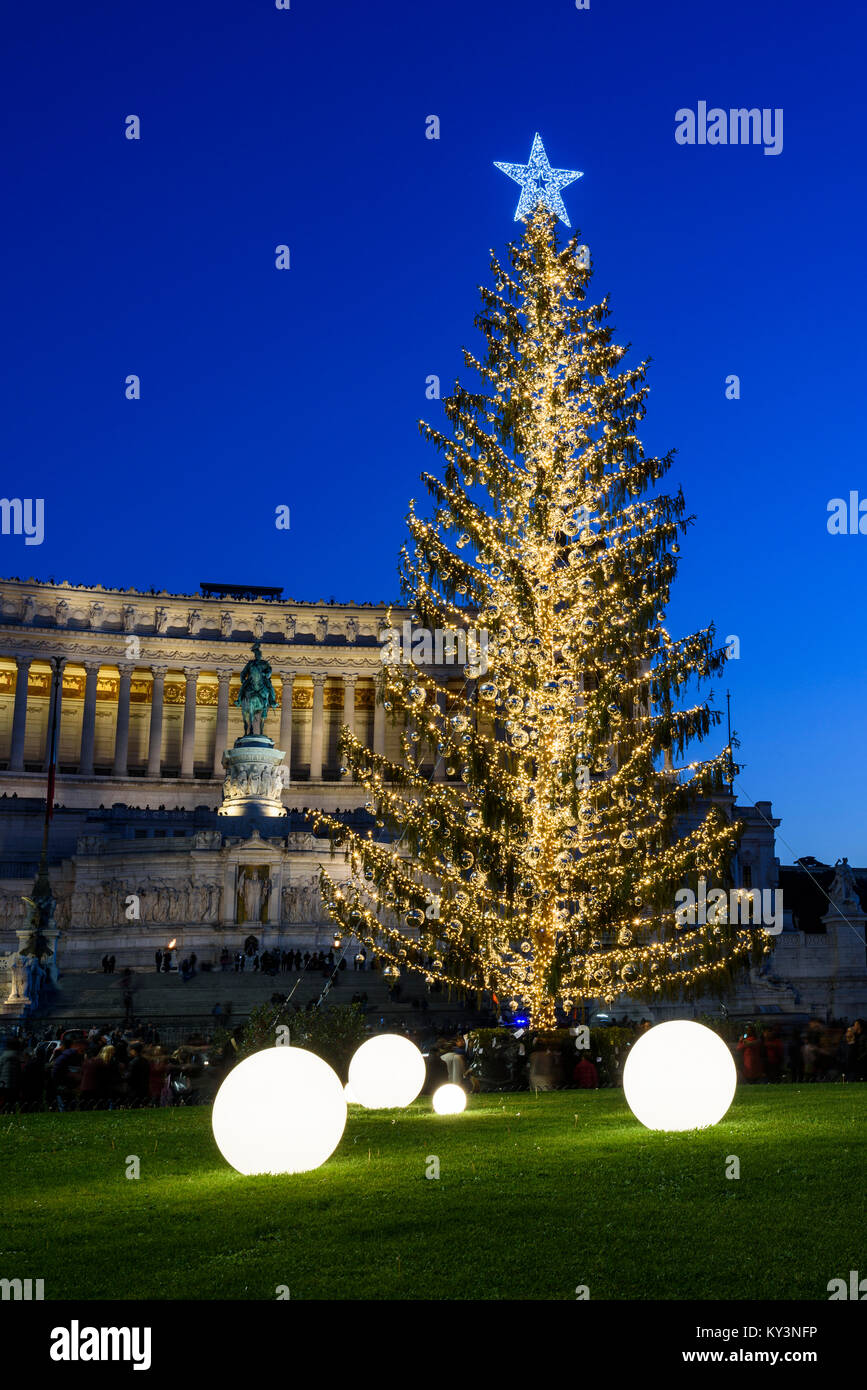 Traditional tradition rome christmas hi-res stock photography and ...