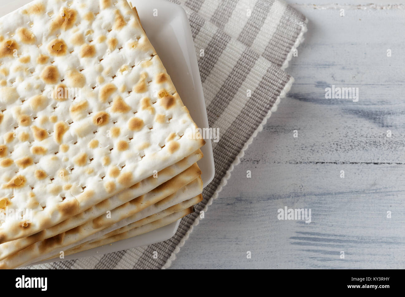 Matzah bread hi-res stock photography and images - Alamy