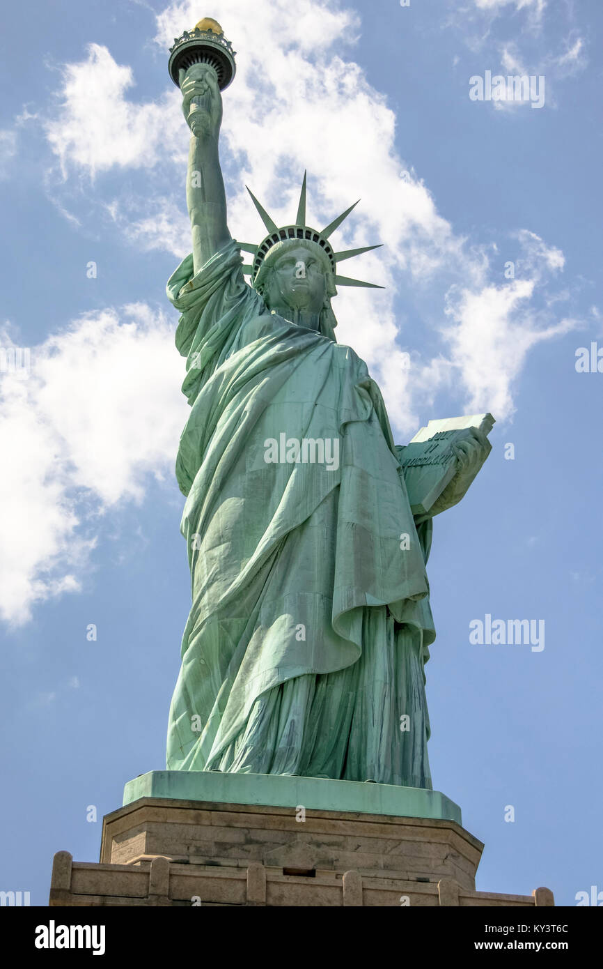 Lady liberty and manhattan skyline hi-res stock photography and images ...