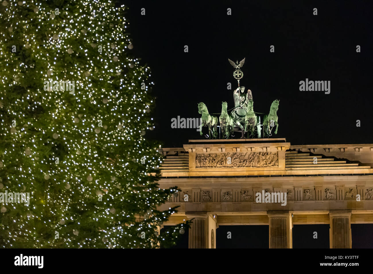 Brandenburg gate christmas tree hi-res stock photography and images - Alamy
