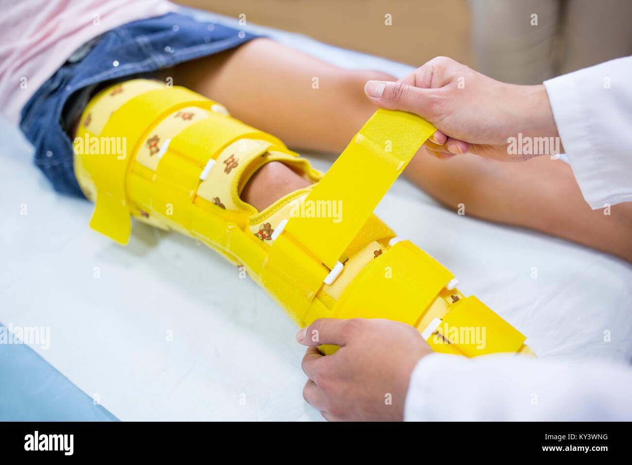 Leg brace girl hi-res stock photography and images - Alamy