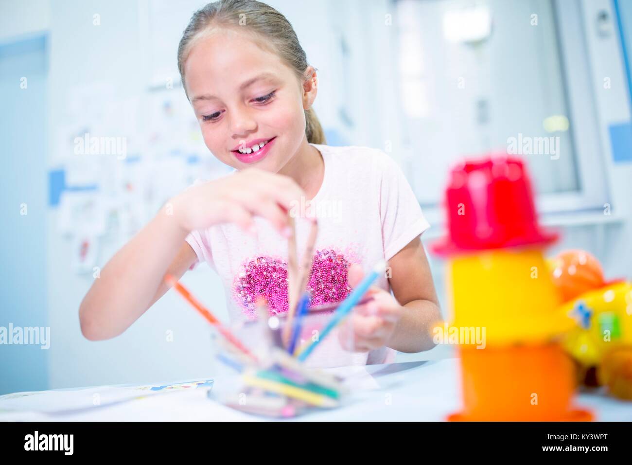 Girl colouring hi-res stock photography and images - Alamy