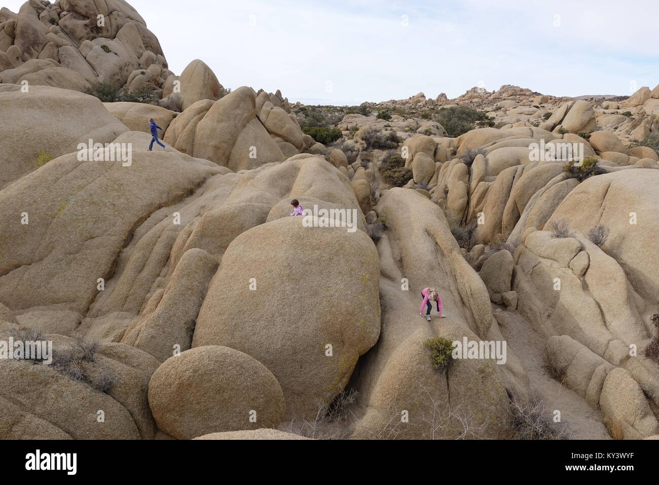 Kids climbing hi-res stock photography and images - Alamy