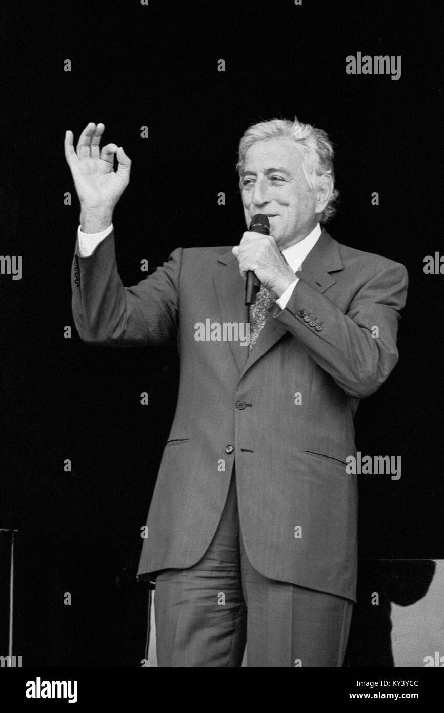 Tony bennett glastonbury hi-res stock photography and images - Alamy