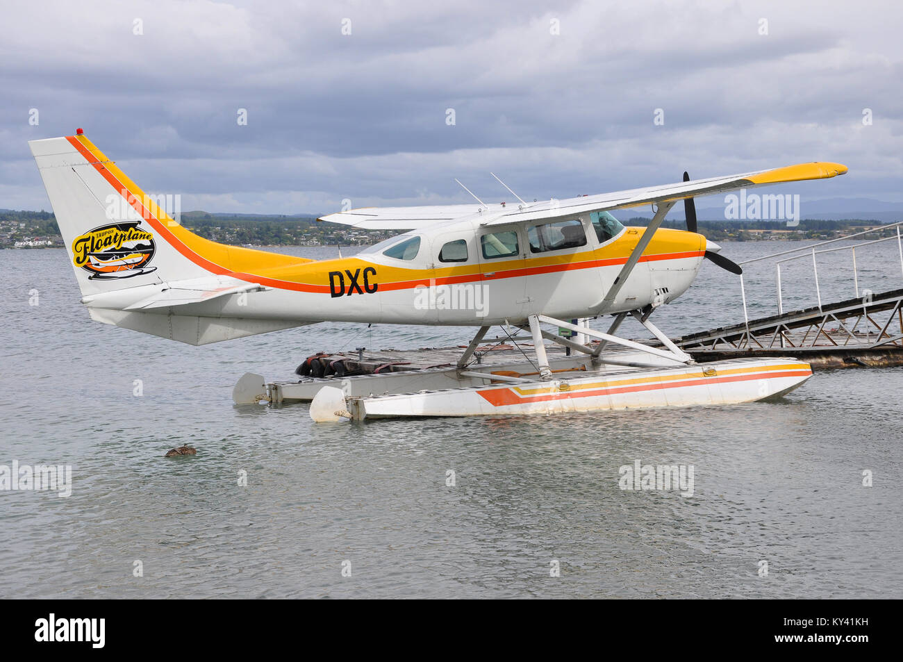 Taupos Floatplane Cessna 206 Stationair floatplane ZK-DXC on Lake Taupo ...