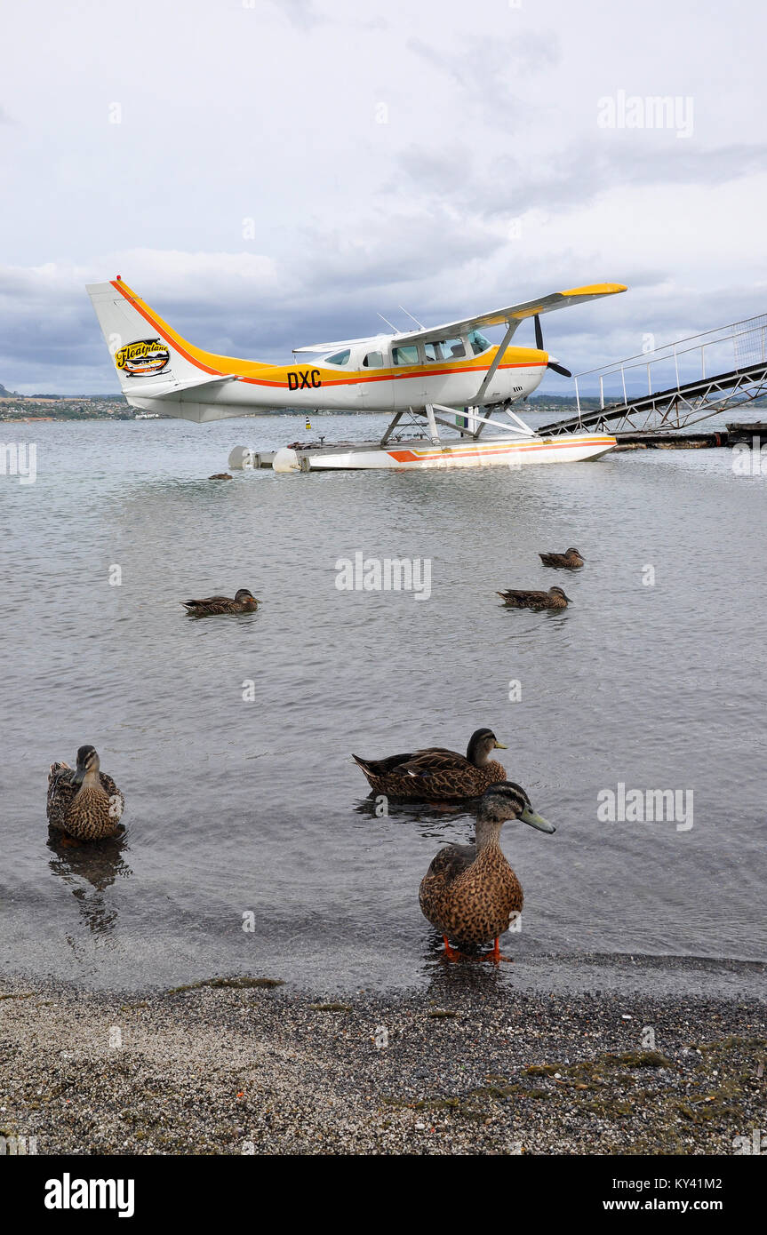 Taupos Floatplane Cessna 206 Stationair floatplane ZK-DXC on Lake Taupo ...