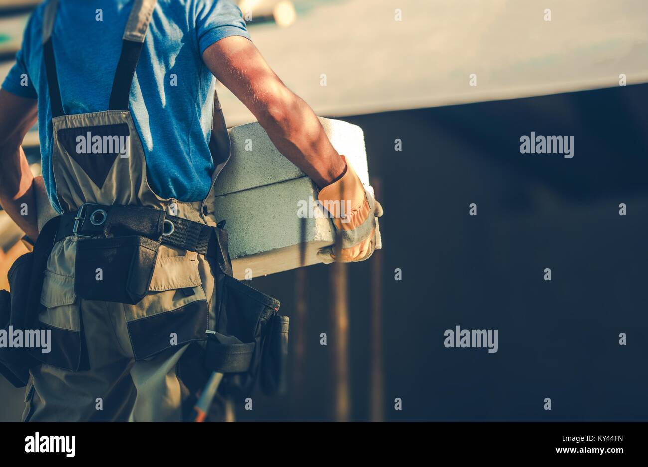 Moving heavy materials hi-res stock photography and images - Alamy