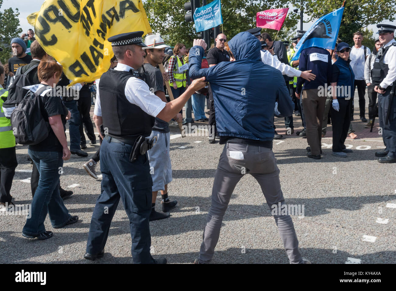 Police try to clear the road as the 'Border Farce' tries to block ...