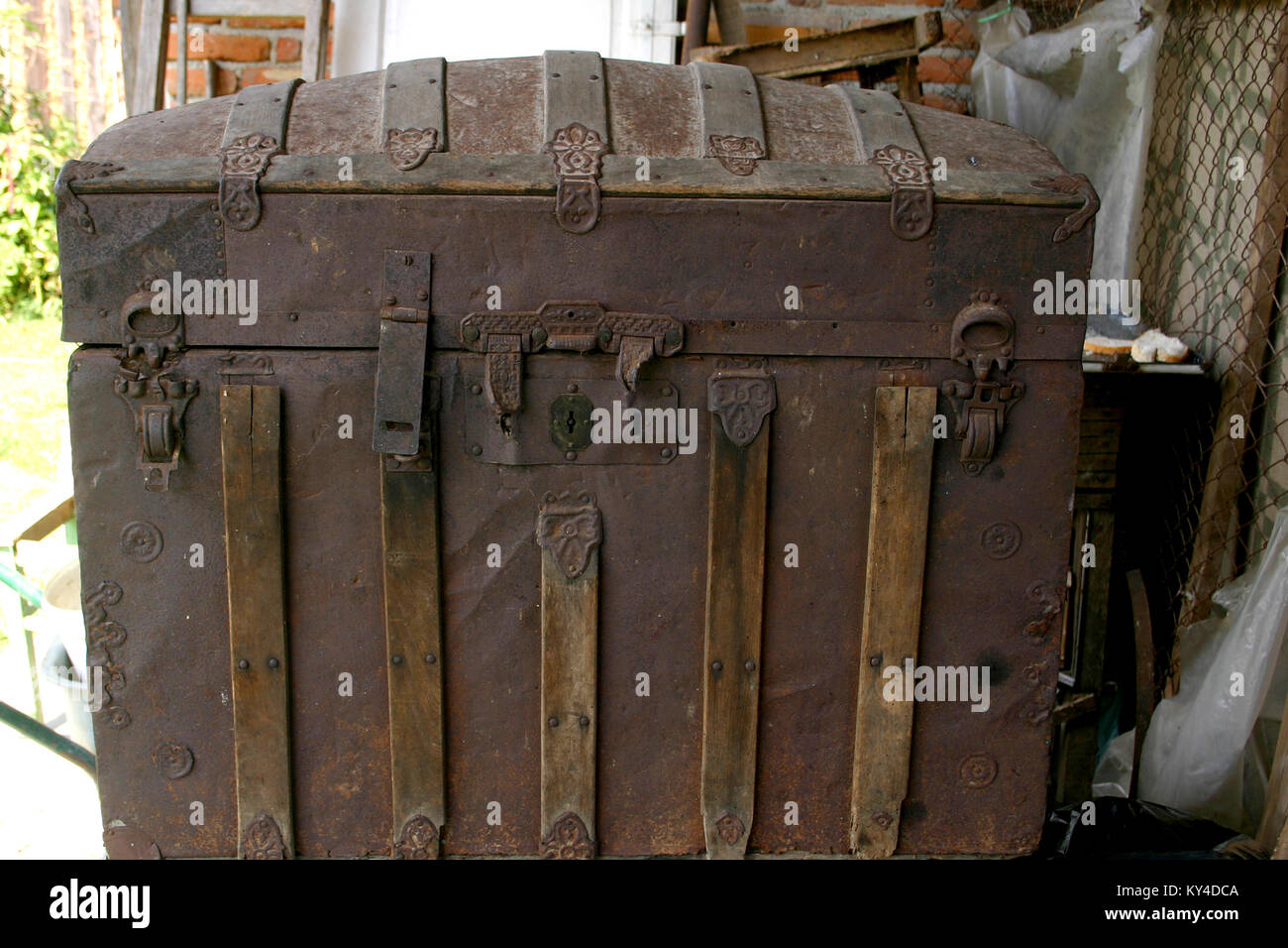 Medieval chest hi-res stock photography and images - Alamy