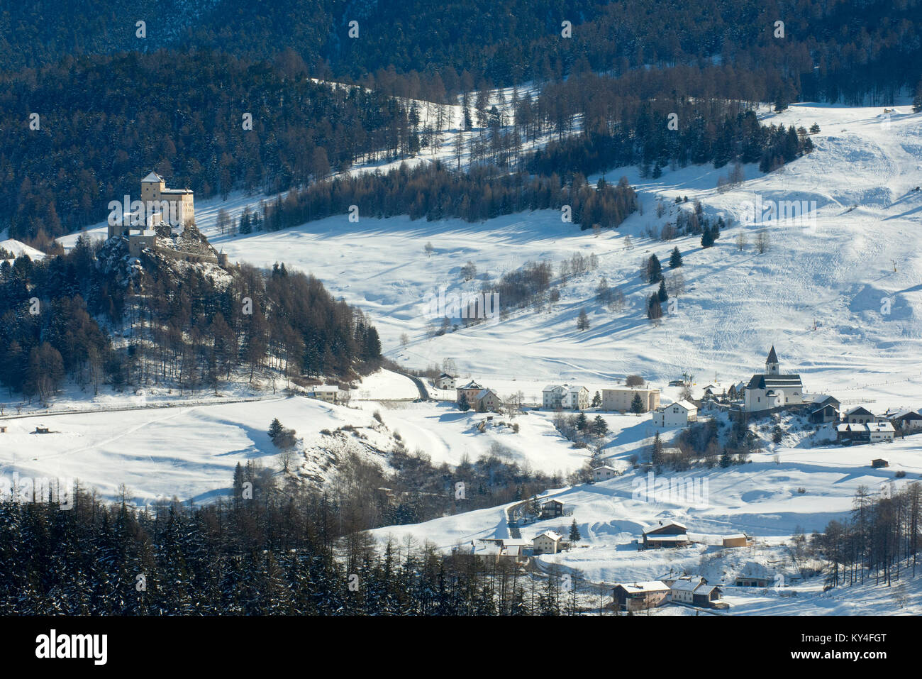 Schweiz, Engadin, Tarasp bei Bad Scuol, Schloss Tarasp Stock Photo - Alamy