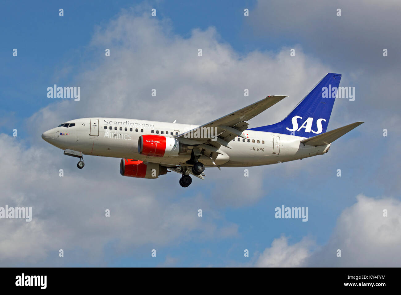 Boeing 787 dreamliner landing electric hi-res stock photography and ...