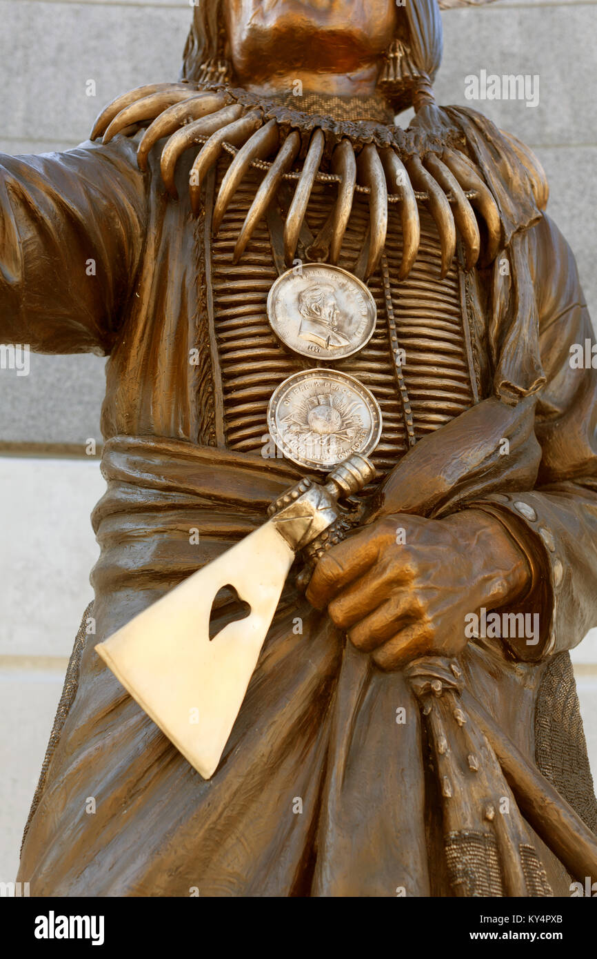 Chief standing bear statue hi-res stock photography and images - Alamy