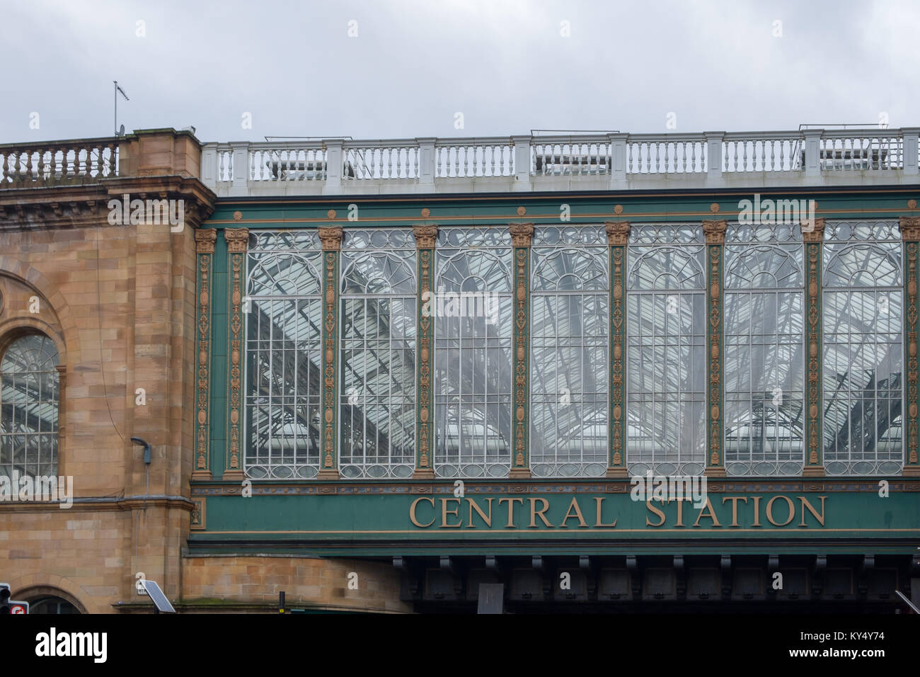 Glasgow central station platform hi-res stock photography and images ...