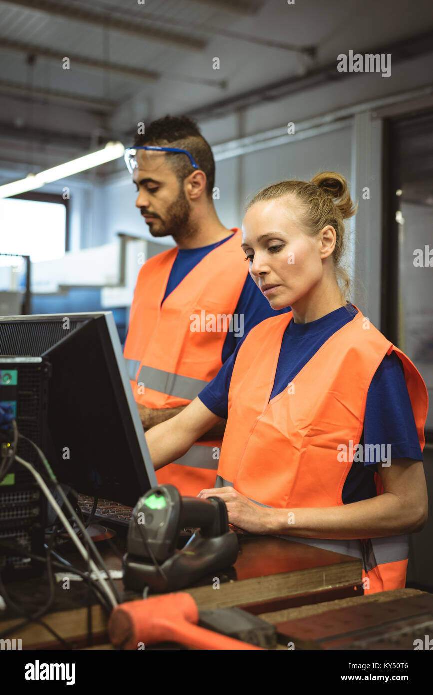 Computer manufacturing workers hi-res stock photography and images - Alamy